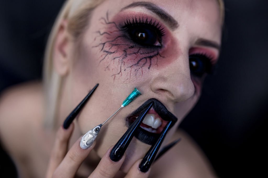 Black Coloured Contacts – The Evergreen Fashion Trend – Halloween ...